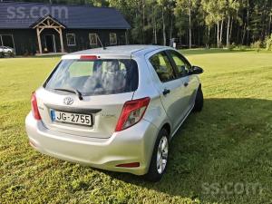 Pelēks Toyota Yaris 2013 Rīga, ar dzinēja tilpumu 1.30 L un nobraukumu 220 tūkst. km par 2950 €, foto 7 vietnē AUTOMOTO.COM.LV