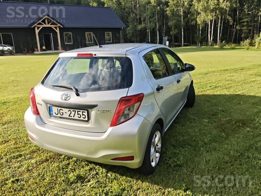 Pelēks Toyota Yaris 2013 Rīga, ar dzinēja tilpumu 1.30 L un nobraukumu 220 tūkst. km par 2950 €, foto 7 vietnē AUTOMOTO.COM.LV