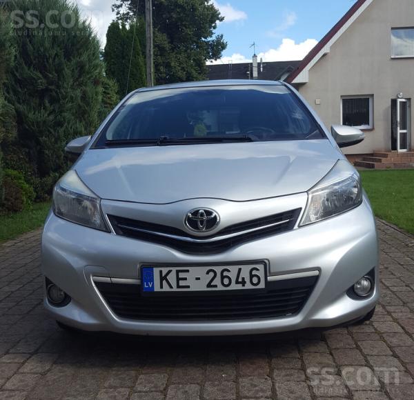 Grey Toyota Yaris 2013 in Riga, with an engine capacity of 1.40 L and mileage of 130 thousand km for 4900 €, photo 1 on AUTOMOTO.COM.LV