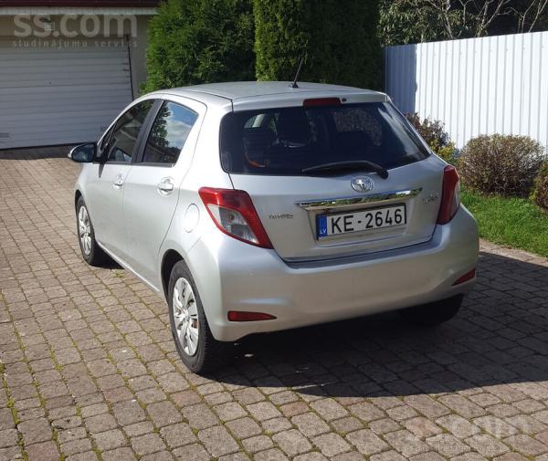 Grey Toyota Yaris 2013 in Riga, with an engine capacity of 1.40 L and mileage of 130 thousand km for 4900 €, photo 4 on AUTOMOTO.COM.LV