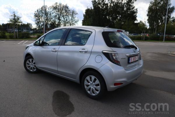 Grey Toyota Yaris 2013 in Riga, with an engine capacity of 1.50 L and mileage of 149 thousand km for 7990 €, photo 5 on AUTOMOTO.COM.LV