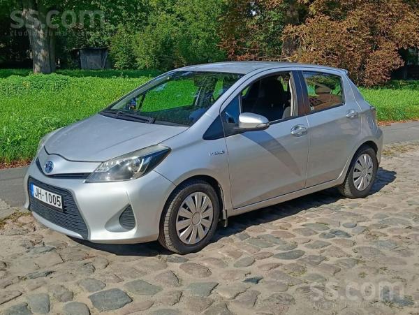 Pelēks Toyota Yaris 2013 Rīga, ar dzinēja tilpumu 1.50 L un nobraukumu 437 tūkst. km par 4650 €, foto 1 vietnē AUTOMOTO.COM.LV