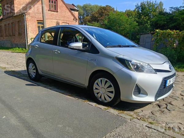 Pelēks Toyota Yaris 2013 Rīga, ar dzinēja tilpumu 1.50 L un nobraukumu 437 tūkst. km par 4650 €, foto 3 vietnē AUTOMOTO.COM.LV