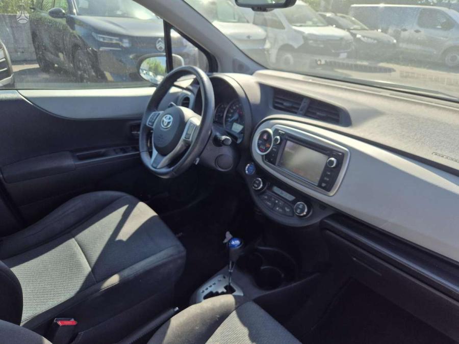 Grey Toyota Yaris 2014 in Panevezys, with an engine capacity of 1.50 L and mileage of 122 thousand km for 5200 €, photo 6 on AUTOMOTO.COM.LV