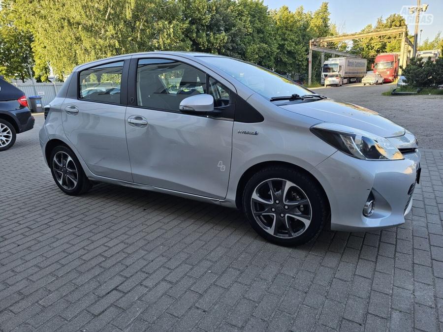 Grey Toyota Yaris 2014 in Marijampole, with an engine capacity of 1.50 L and mileage of 121 thousand km for 5499 €, photo 4 on AUTOMOTO.COM.LV