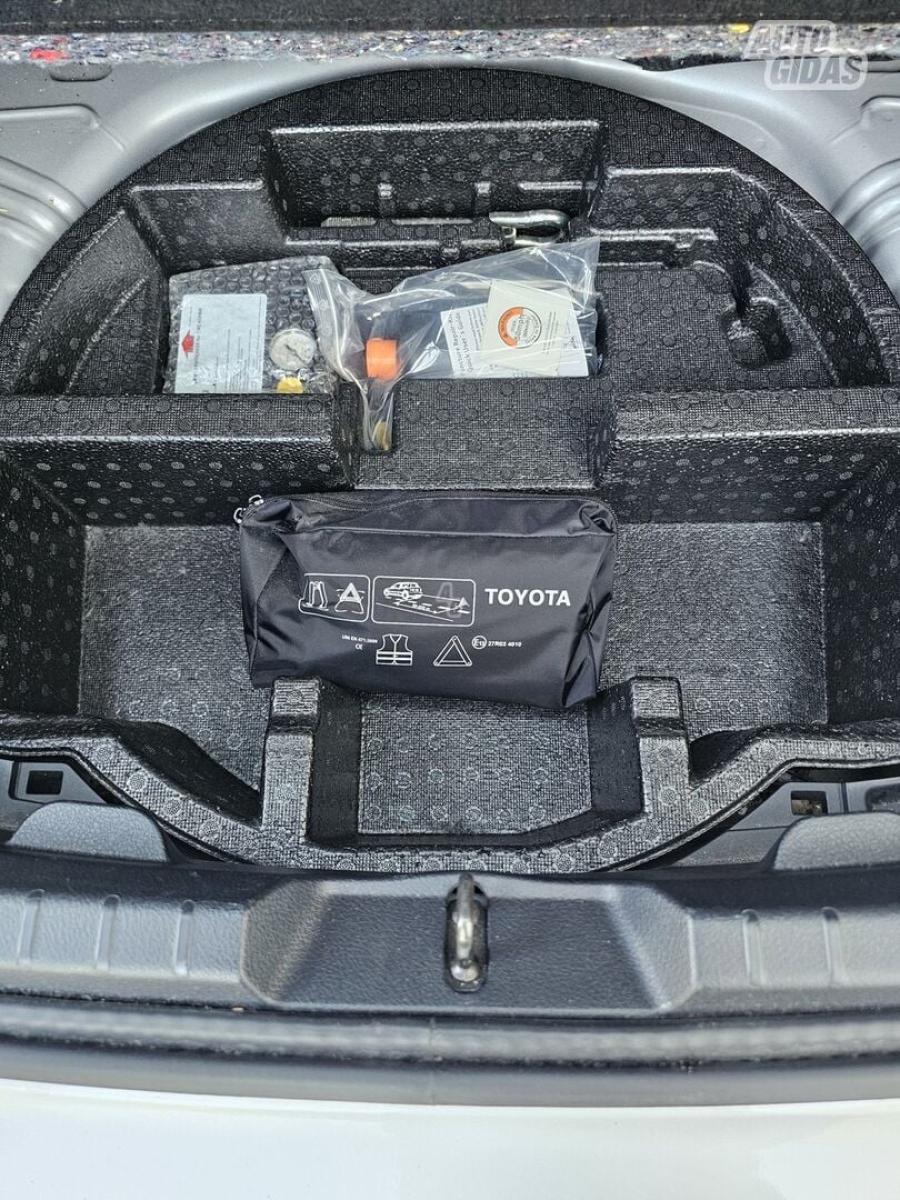 Grey Toyota Yaris 2014 in Marijampole, with an engine capacity of 1.50 L and mileage of 121 thousand km for 5499 €, photo 16 on AUTOMOTO.COM.LV