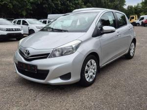 Pelēks Toyota Yaris 2014 Viļņa, ar dzinēja tilpumu 1.33 L un nobraukumu 185 tūkst. km par 4500 €, foto  vietnē AUTOMOTO.COM.LV