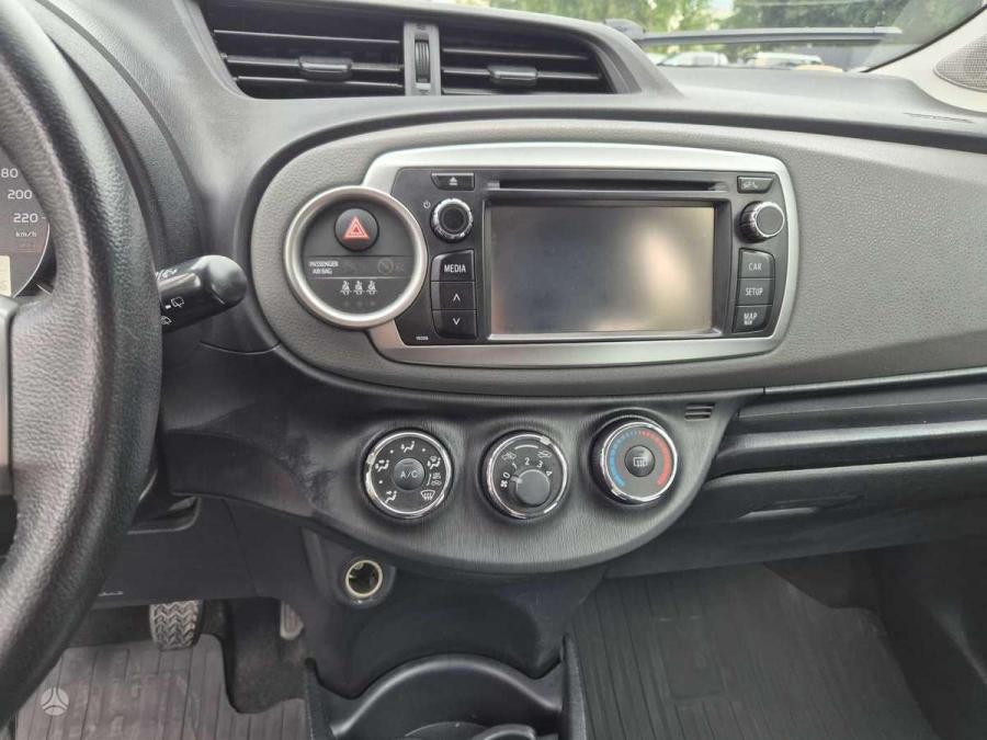 Grey Toyota Yaris 2014 in Vilnius, with an engine capacity of 1.33 L and mileage of 185 thousand km for 4500 €, photo 14 on AUTOMOTO.COM.LV