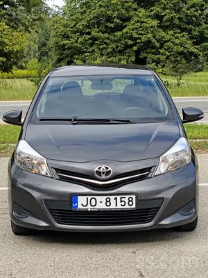 Pelēks Toyota Yaris 2014 Ogre, ar dzinēja tilpumu 1.30 L un nobraukumu 133 tūkst. km par 4750 €, foto 3 vietnē AUTOMOTO.COM.LV