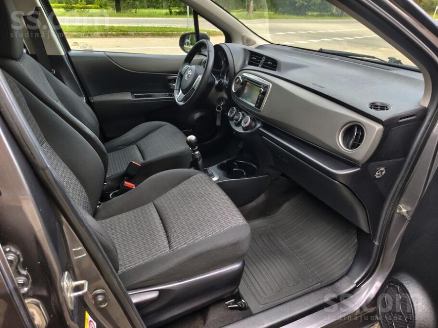 Pelēks Toyota Yaris 2014 Ogre, ar dzinēja tilpumu 1.30 L un nobraukumu 133 tūkst. km par 4750 €, foto 11 vietnē AUTOMOTO.COM.LV
