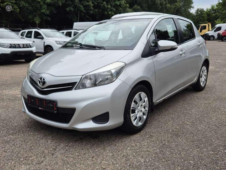 Pelēks Toyota Yaris 2014 Viļņa, ar dzinēja tilpumu 1.33 L un nobraukumu 185 tūkst. km par 3999 €, foto 1 vietnē AUTOMOTO.COM.LV