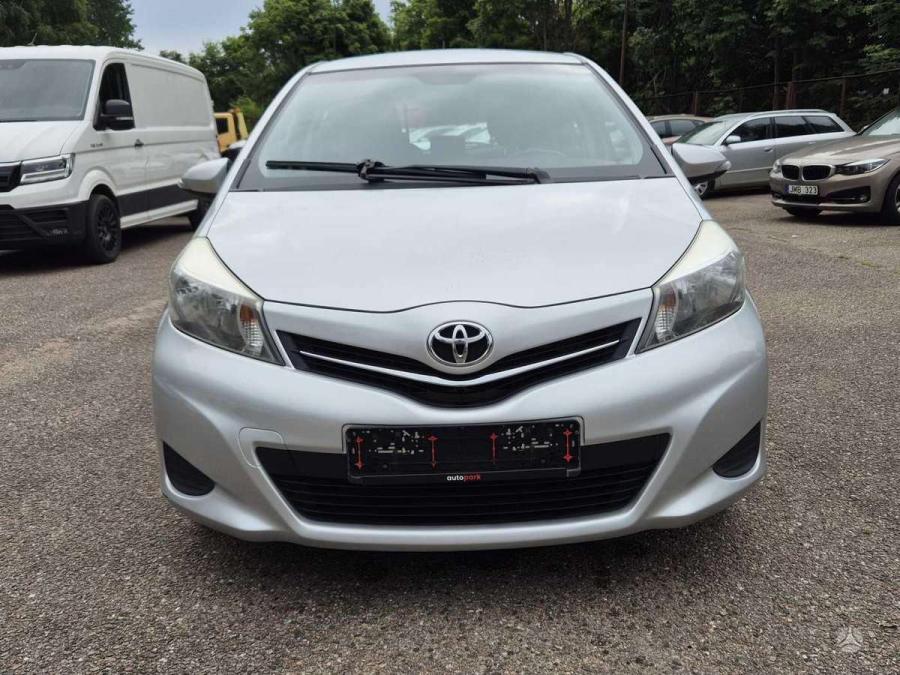 Pelēks Toyota Yaris 2014 Viļņa, ar dzinēja tilpumu 1.33 L un nobraukumu 185 tūkst. km par 3999 €, foto 3 vietnē AUTOMOTO.COM.LV