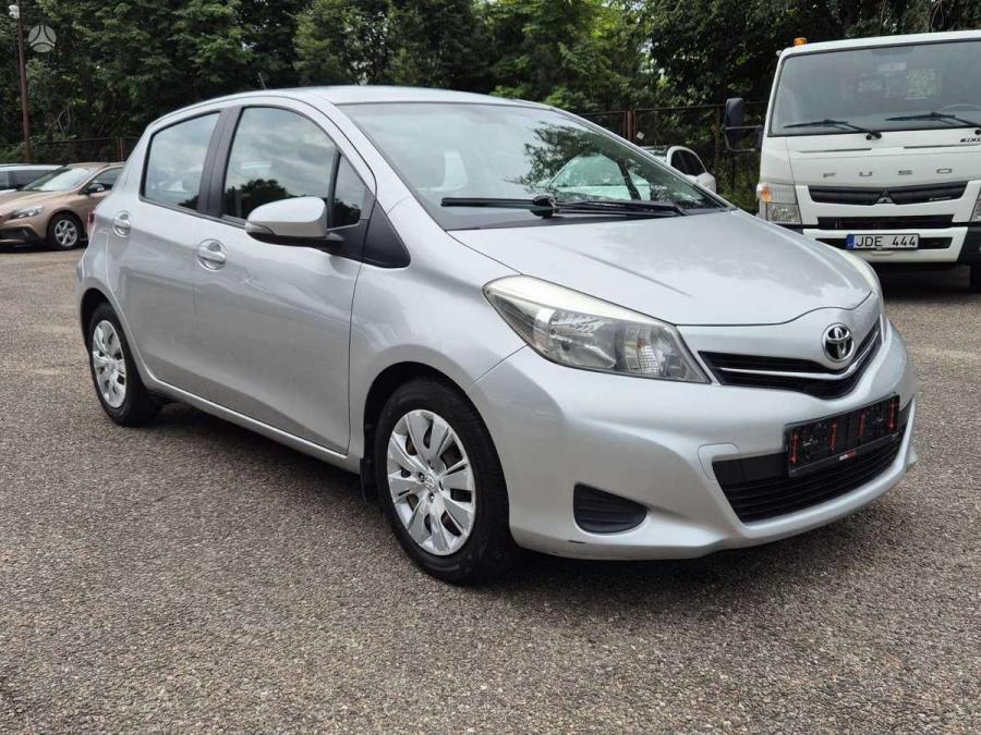 Pelēks Toyota Yaris 2014 Viļņa, ar dzinēja tilpumu 1.33 L un nobraukumu 185 tūkst. km par 3999 €, foto 4 vietnē AUTOMOTO.COM.LV