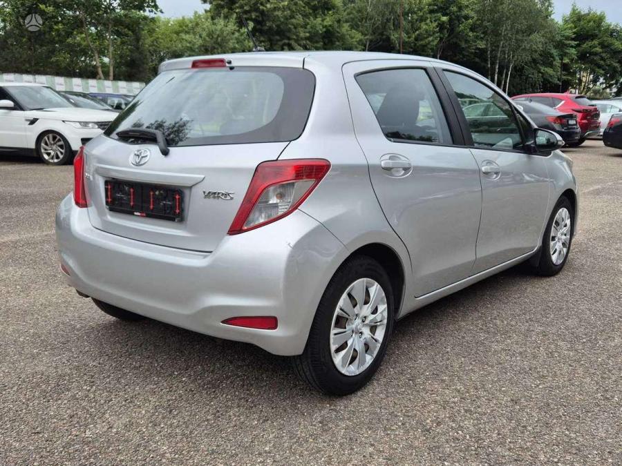 Pelēks Toyota Yaris 2014 Viļņa, ar dzinēja tilpumu 1.33 L un nobraukumu 185 tūkst. km par 3999 €, foto 5 vietnē AUTOMOTO.COM.LV