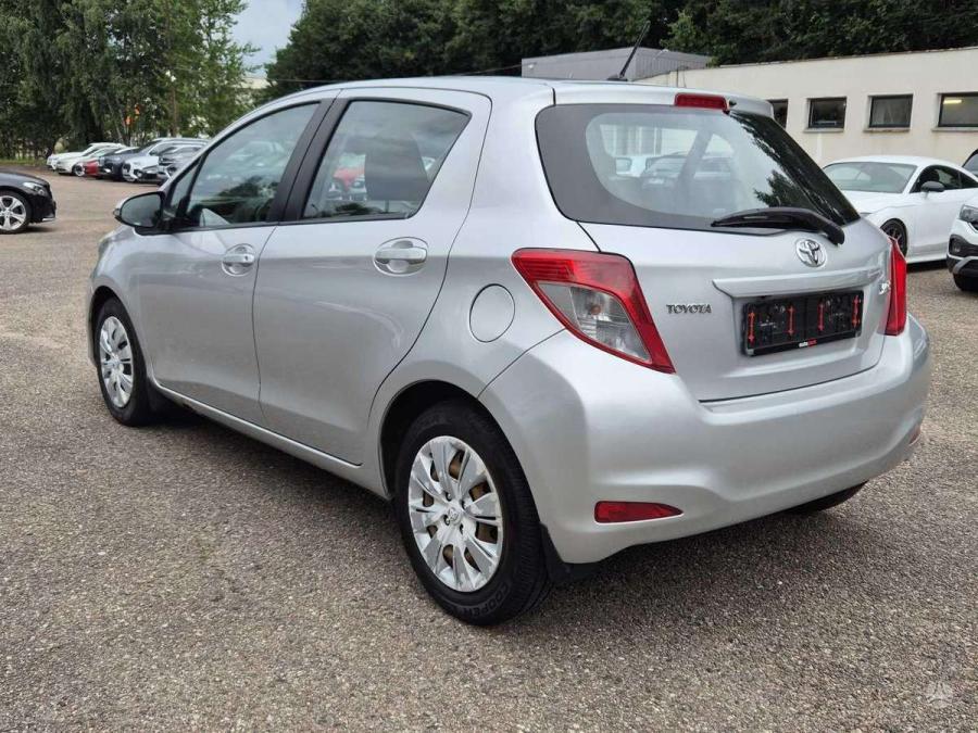 Pelēks Toyota Yaris 2014 Viļņa, ar dzinēja tilpumu 1.33 L un nobraukumu 185 tūkst. km par 3999 €, foto 6 vietnē AUTOMOTO.COM.LV