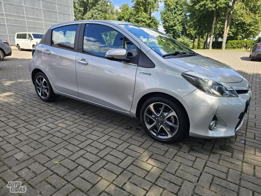 Pelēks Toyota Yaris 2014 Marijampole, ar dzinēja tilpumu 1.50 L un nobraukumu 121 tūkst. km par 7299 €, foto 3 vietnē AUTOMOTO.COM.LV