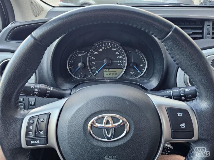 Pelēks Toyota Yaris 2014 Marijampole, ar dzinēja tilpumu 1.50 L un nobraukumu 121 tūkst. km par 7299 €, foto 12 vietnē AUTOMOTO.COM.LV