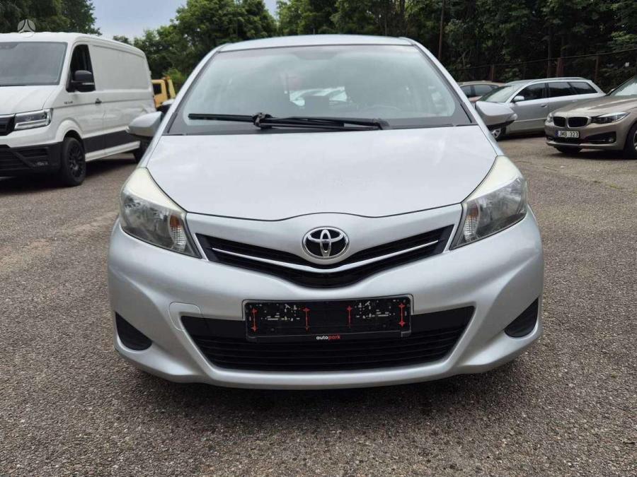Pelēks Toyota Yaris 2014 Viļņa, ar dzinēja tilpumu 1.33 L un nobraukumu 185 tūkst. km par 3999 €, foto 3 vietnē AUTOMOTO.COM.LV