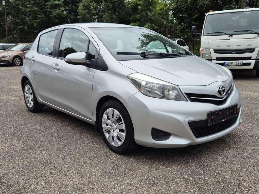 Pelēks Toyota Yaris 2014 Viļņa, ar dzinēja tilpumu 1.33 L un nobraukumu 185 tūkst. km par 3999 €, foto 4 vietnē AUTOMOTO.COM.LV