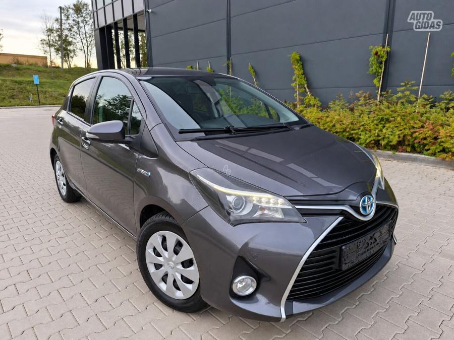 Pelēks Toyota Yaris 2014 Viļņa, ar dzinēja tilpumu 1.50 L un nobraukumu 179 tūkst. km par 7950 €, foto 1 vietnē AUTOMOTO.COM.LV