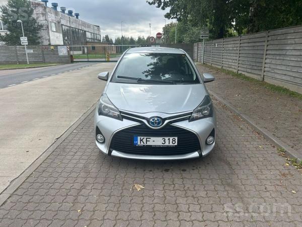 Grey Toyota Yaris 2015 in Jelgava, with an engine capacity of 1.50 L and mileage of 165 thousand km for 6500 €, photo 8 on AUTOMOTO.COM.LV