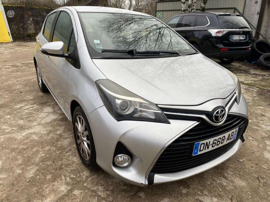 Grey Toyota Yaris 2015 in Taurage, with an engine capacity of 1.36 L and mileage of 205 thousand km for 4800 €, photo 1 on AUTOMOTO.COM.LV