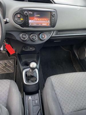 Grey Toyota Yaris 2015 in Taurage, with an engine capacity of 1.36 L and mileage of 205 thousand km for 4800 €, photo 11 on AUTOMOTO.COM.LV
