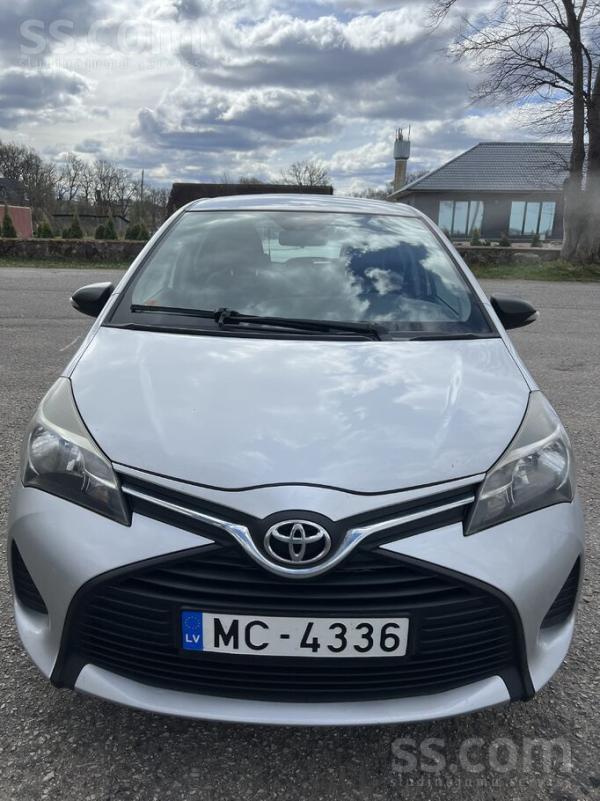 Pelēks Toyota Yaris 2015 Valmiera, ar dzinēja tilpumu 1.30 L un nobraukumu 262 tūkst. km par 6000 €, foto 2 vietnē AUTOMOTO.COM.LV