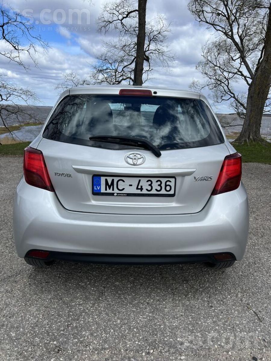 Pelēks Toyota Yaris 2015 Valmiera, ar dzinēja tilpumu 1.30 L un nobraukumu 262 tūkst. km par 6000 €, foto 4 vietnē AUTOMOTO.COM.LV