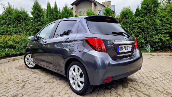 Pelēks Toyota Yaris 2015 Viļņa, ar dzinēja tilpumu 1.50 L un nobraukumu 230 tūkst. km par 7500 €, foto 3 vietnē AUTOMOTO.COM.LV