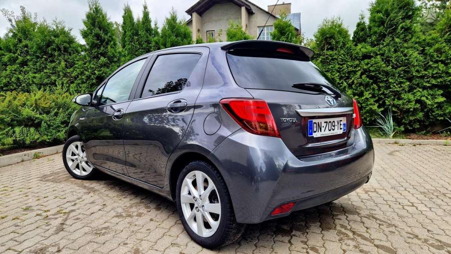 Grey Toyota Yaris 2015 in Vilnius, with an engine capacity of 1.50 L and mileage of 230 thousand km for 7500 €, photo 4 on AUTOMOTO.COM.LV