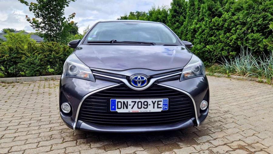 Grey Toyota Yaris 2015 in Vilnius, with an engine capacity of 1.50 L and mileage of 230 thousand km for 7500 €, photo 6 on AUTOMOTO.COM.LV