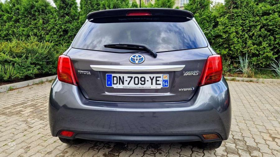 Grey Toyota Yaris 2015 in Vilnius, with an engine capacity of 1.50 L and mileage of 230 thousand km for 7500 €, photo 8 on AUTOMOTO.COM.LV