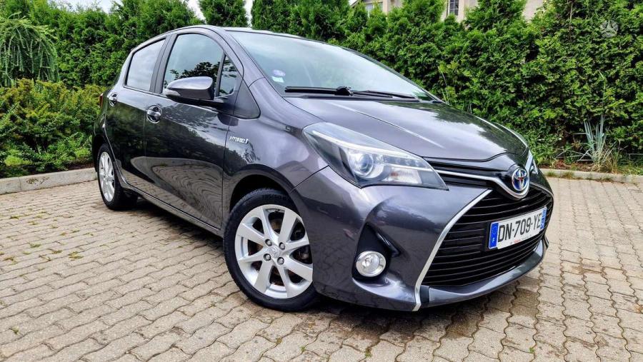 Grey Toyota Yaris 2015 in Vilnius, with an engine capacity of 1.50 L and mileage of 230 thousand km for 7500 €, photo 9 on AUTOMOTO.COM.LV