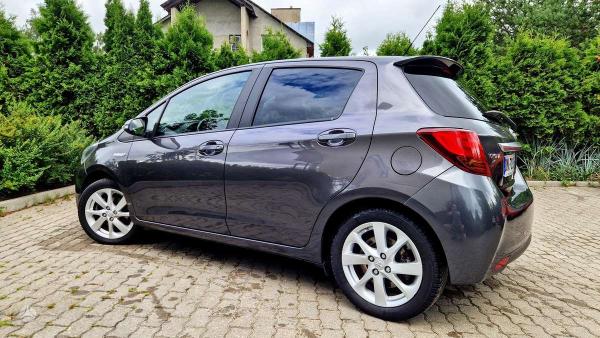 Pelēks Toyota Yaris 2015 Viļņa, ar dzinēja tilpumu 1.50 L un nobraukumu 230 tūkst. km par 7500 €, foto 9 vietnē AUTOMOTO.COM.LV
