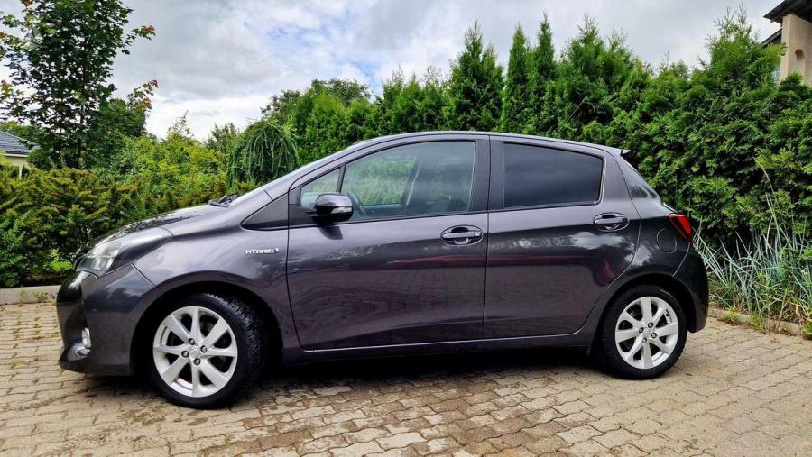 Grey Toyota Yaris 2015 in Vilnius, with an engine capacity of 1.50 L and mileage of 230 thousand km for 7500 €, photo 12 on AUTOMOTO.COM.LV