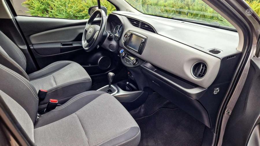 Grey Toyota Yaris 2015 in Vilnius, with an engine capacity of 1.50 L and mileage of 230 thousand km for 7500 €, photo 19 on AUTOMOTO.COM.LV
