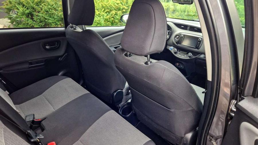 Grey Toyota Yaris 2015 in Vilnius, with an engine capacity of 1.50 L and mileage of 230 thousand km for 7500 €, photo 20 on AUTOMOTO.COM.LV