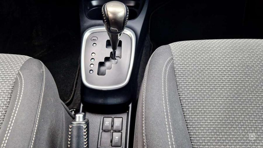 Grey Toyota Yaris 2015 in Vilnius, with an engine capacity of 1.50 L and mileage of 230 thousand km for 7500 €, photo 22 on AUTOMOTO.COM.LV