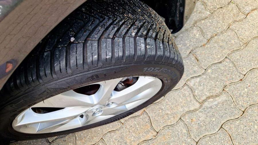 Grey Toyota Yaris 2015 in Vilnius, with an engine capacity of 1.50 L and mileage of 230 thousand km for 7500 €, photo 44 on AUTOMOTO.COM.LV