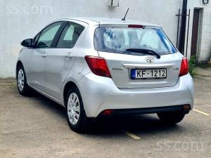 Pelēks Toyota Yaris 2015 Rīga, ar dzinēja tilpumu 1.30 L un nobraukumu 173 tūkst. km par 6800 €, foto 4 vietnē AUTOMOTO.COM.LV