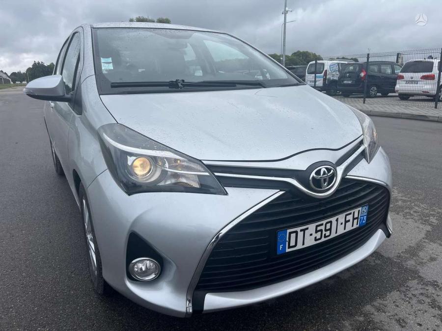 Grey Toyota Yaris 2015 in Taurage, with an engine capacity of 1.36 L and mileage of 253 thousand km for 4800 €, photo 1 on AUTOMOTO.COM.LV
