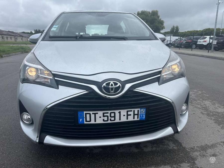 Grey Toyota Yaris 2015 in Taurage, with an engine capacity of 1.36 L and mileage of 253 thousand km for 4800 €, photo 3 on AUTOMOTO.COM.LV