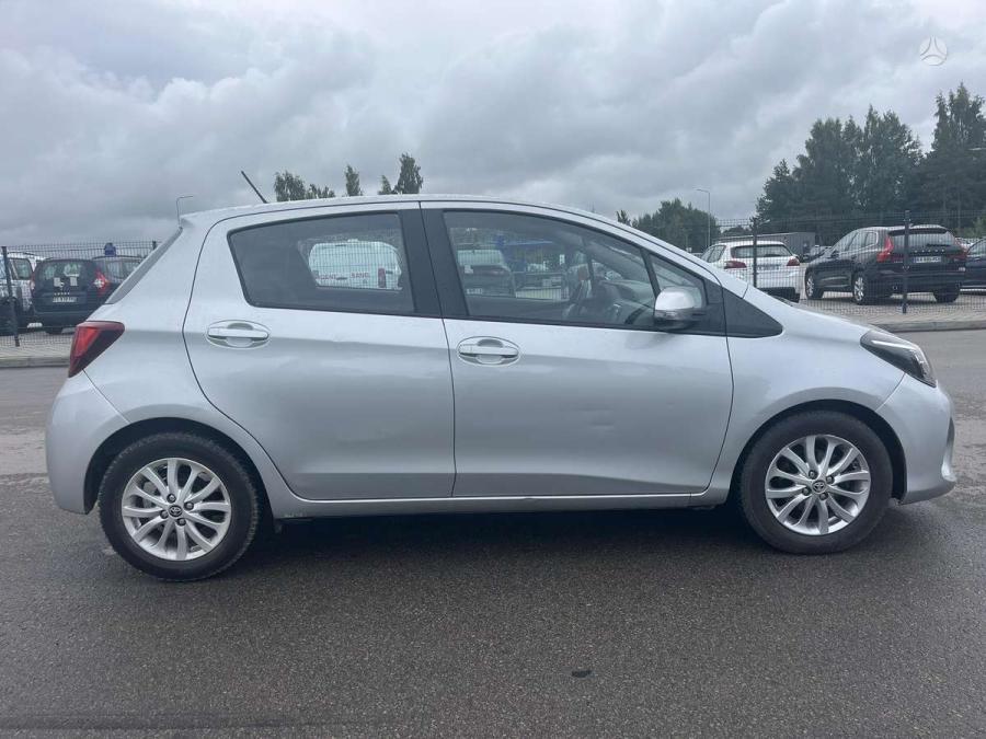 Grey Toyota Yaris 2015 in Taurage, with an engine capacity of 1.36 L and mileage of 253 thousand km for 4800 €, photo 6 on AUTOMOTO.COM.LV