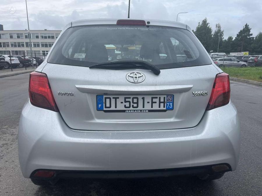 Grey Toyota Yaris 2015 in Taurage, with an engine capacity of 1.36 L and mileage of 253 thousand km for 4800 €, photo 9 on AUTOMOTO.COM.LV