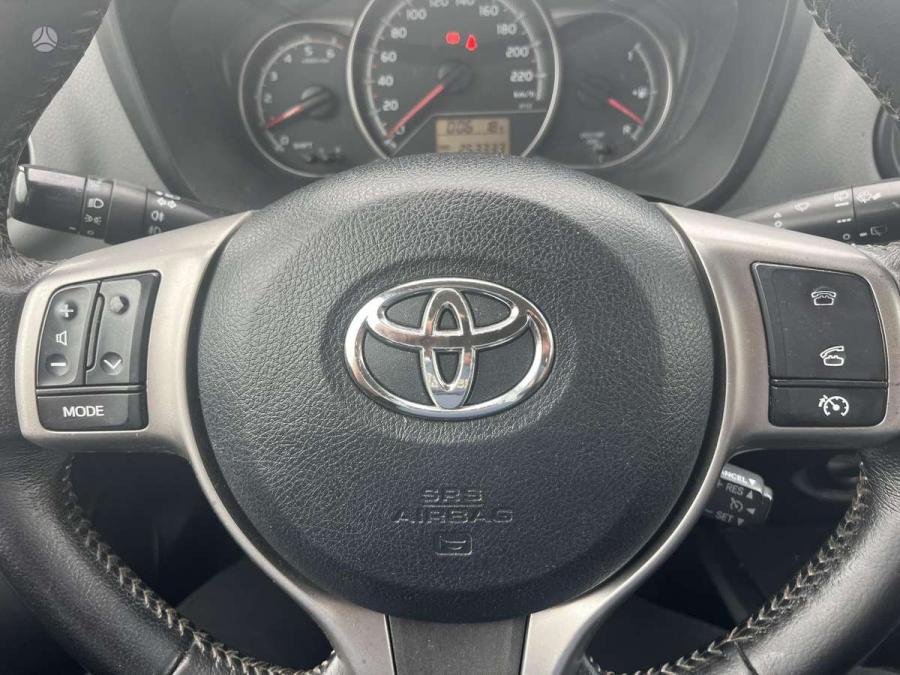 Grey Toyota Yaris 2015 in Taurage, with an engine capacity of 1.36 L and mileage of 253 thousand km for 4800 €, photo 13 on AUTOMOTO.COM.LV