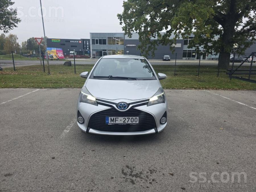 Grey Toyota Yaris 2015 in Jurmala, with an engine capacity of 1.50 L and mileage of 109 thousand km for 8950 €, photo 4 on AUTOMOTO.COM.LV