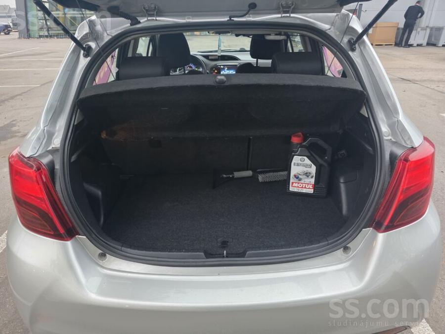 Grey Toyota Yaris 2015 in Jurmala, with an engine capacity of 1.50 L and mileage of 109 thousand km for 8950 €, photo 17 on AUTOMOTO.COM.LV