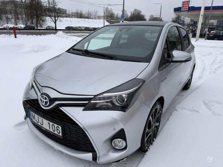 Grey Toyota Yaris 2016 in Vilnius, with an engine capacity of 1.50 L and mileage of 161 thousand km for 8500 €, photo 1 on AUTOMOTO.COM.LV
