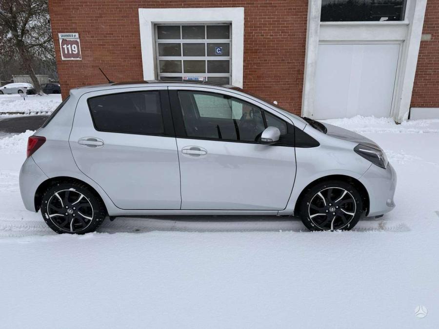 Grey Toyota Yaris 2016 in Vilnius, with an engine capacity of 1.50 L and mileage of 161 thousand km for 8500 €, photo 4 on AUTOMOTO.COM.LV